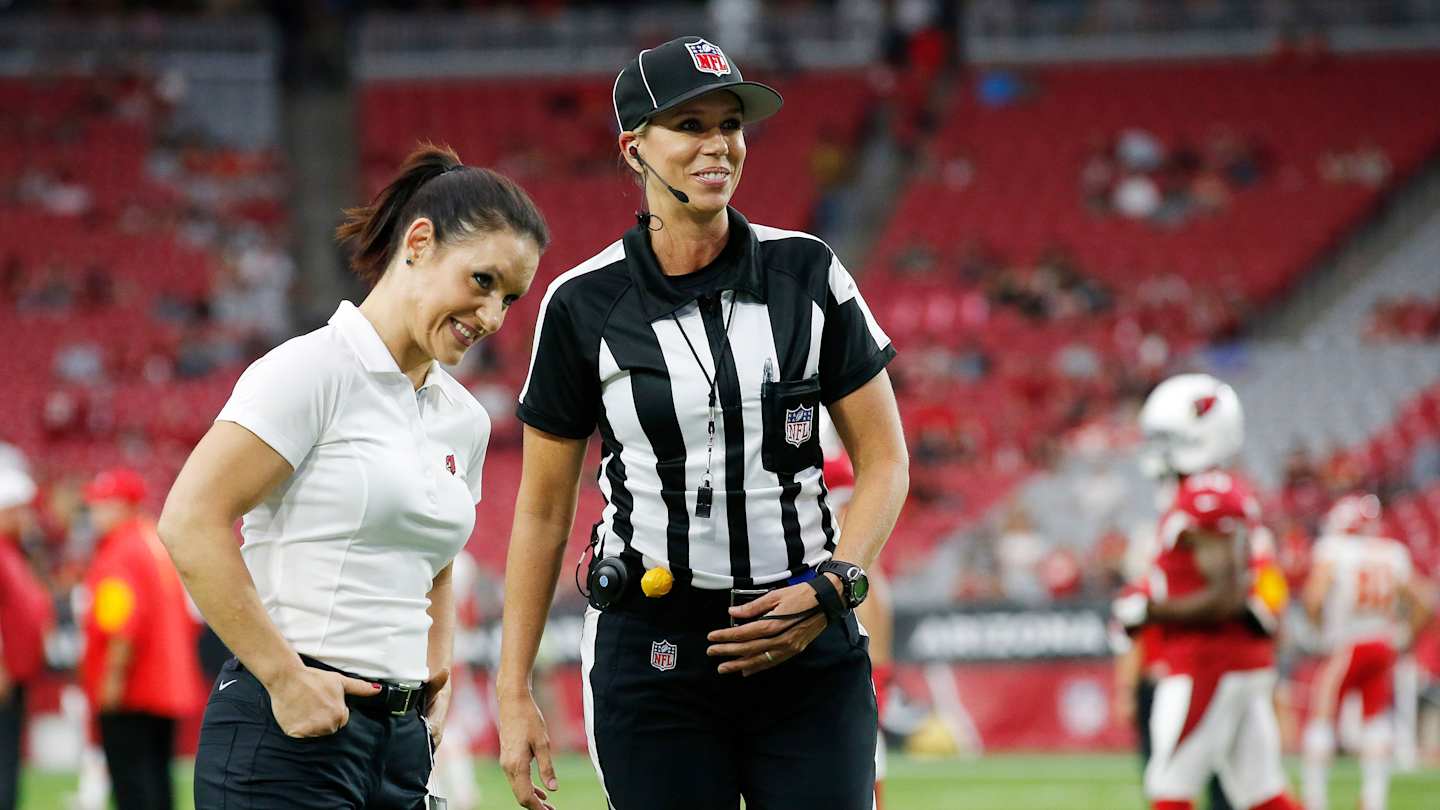 Welter, Thomas give preseason game a female flair - Sports Illustrated