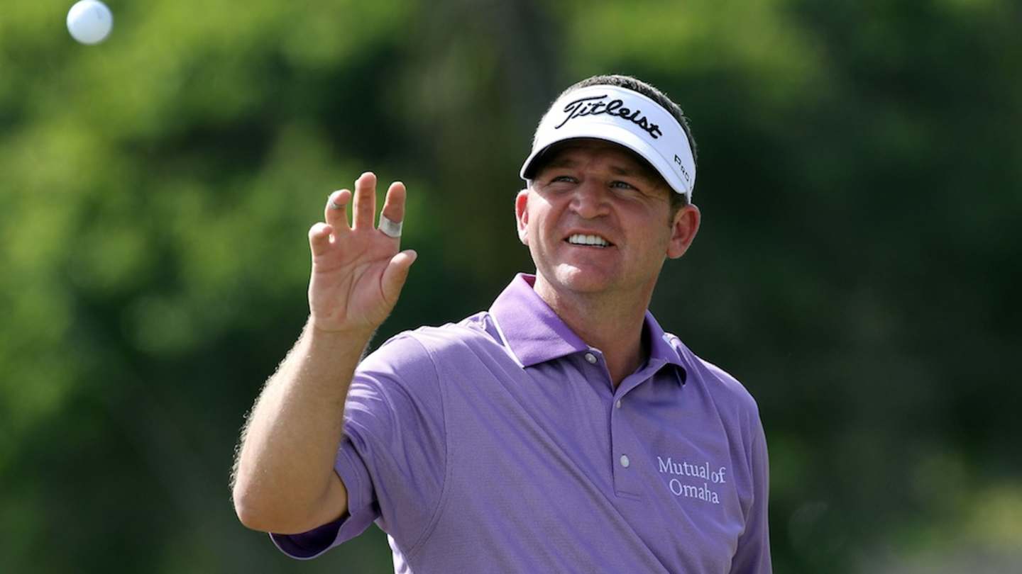 Professional golfer Jason Bohn makes obscene gesture after sinking ...