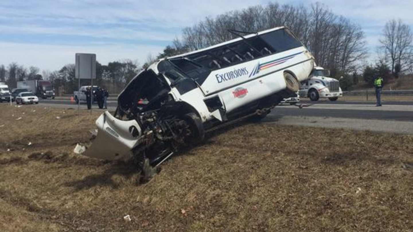 Indiana Tech bowling team bus crashes on highway - Sports Illustrated