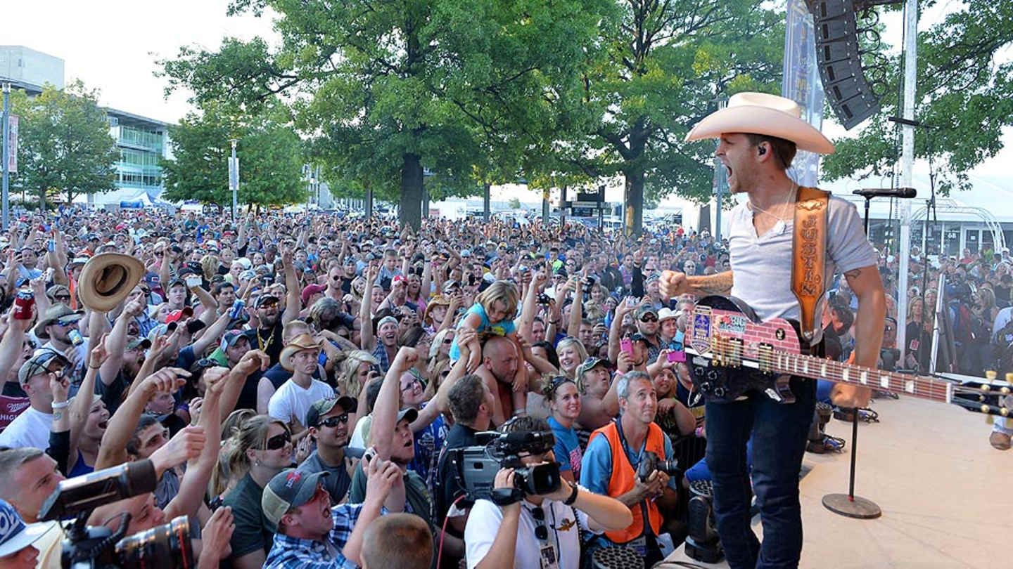 Justin Moore talks Arkansas Razorbacks, Dallas Cowboys, more - Sports ...