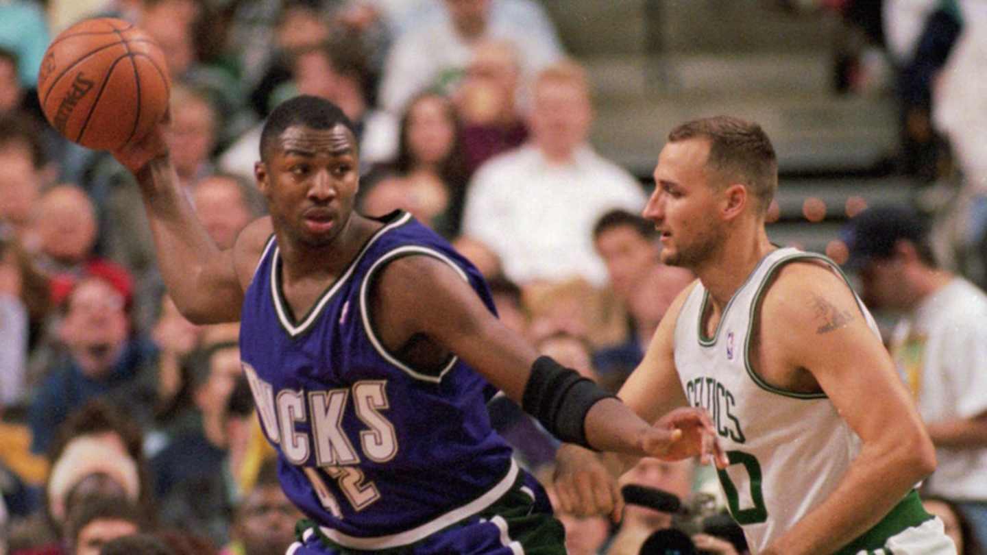 Vin Baker, former NBA All-Star, now works at Starbucks - Sports Illustrated