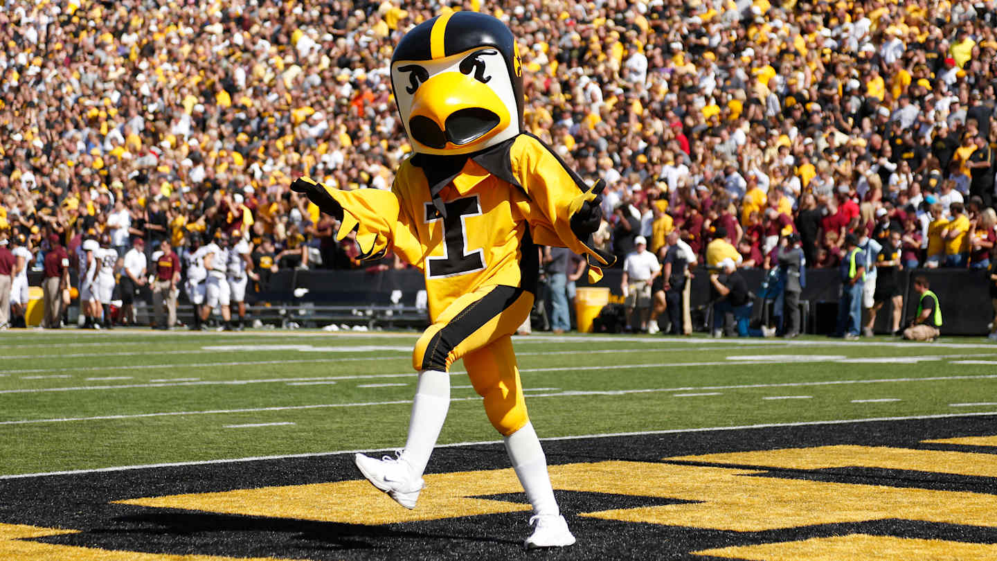 Iowa-Iowa State rivalry: Campus police talk trash on Twitter before big ...
