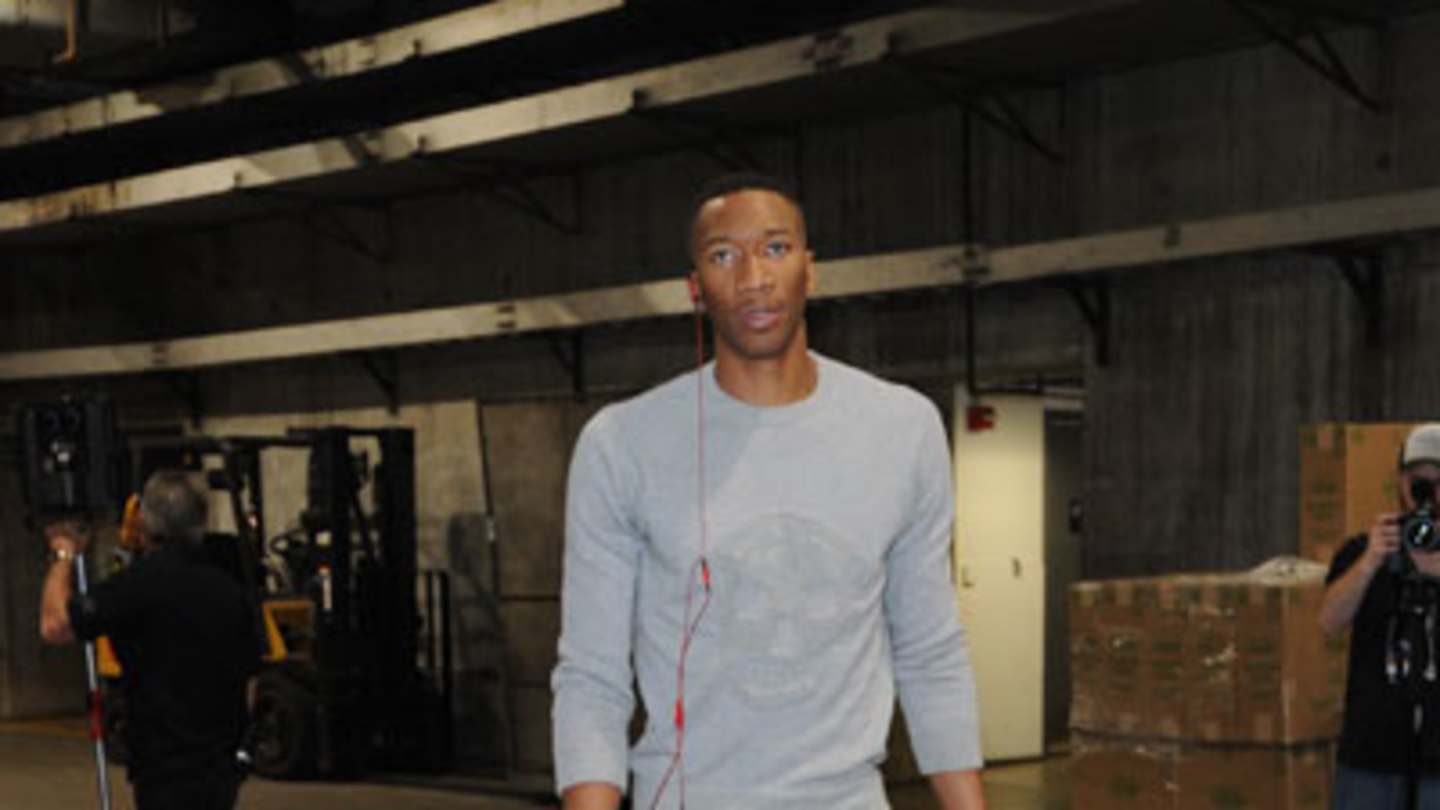 Video: Lakers' Kent Bazemore, Wesley Johnson hit on game-winning lob to ...