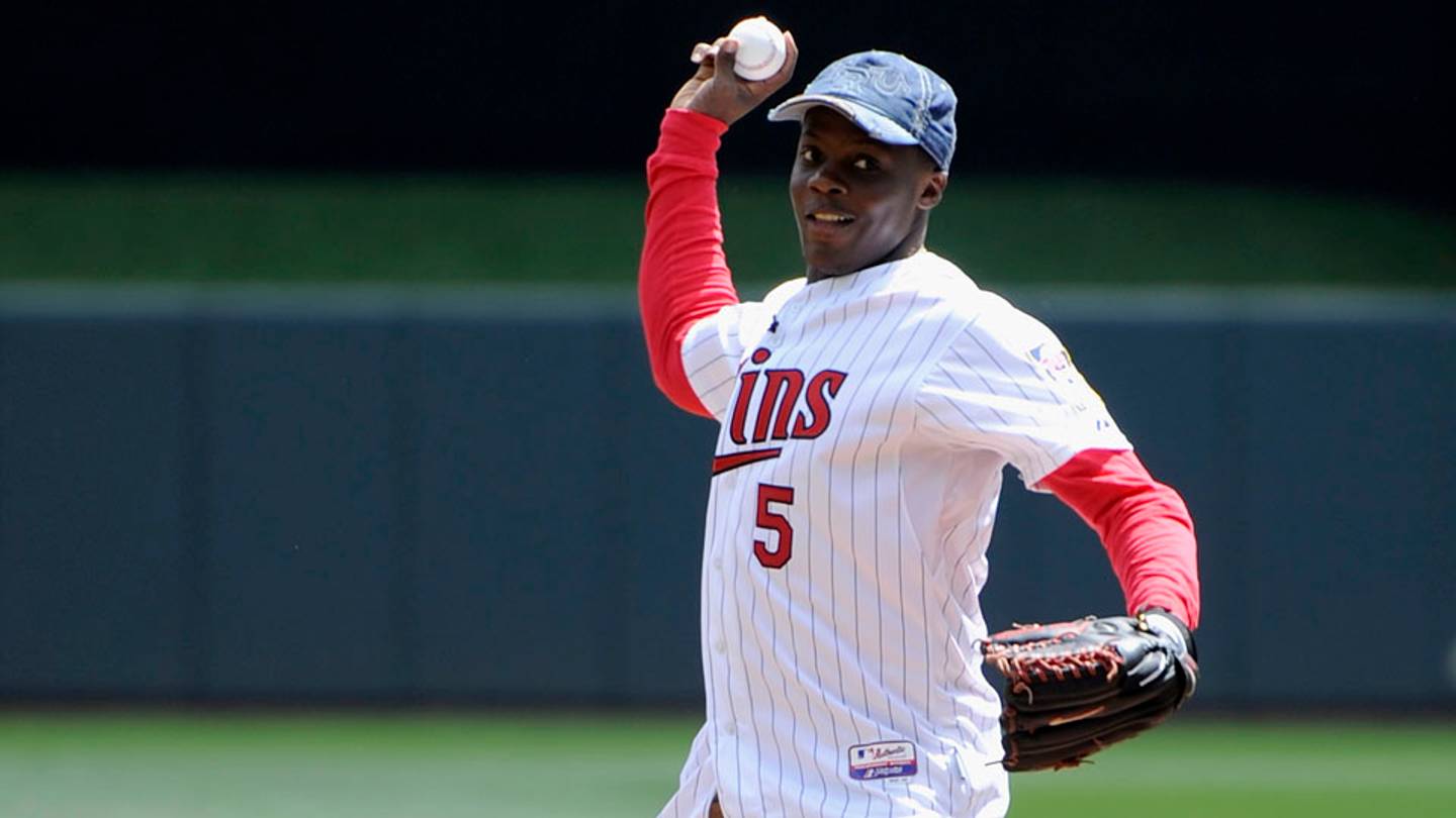 Vikings quarterback Teddy Bridgewater threw out the first pitch at a ...