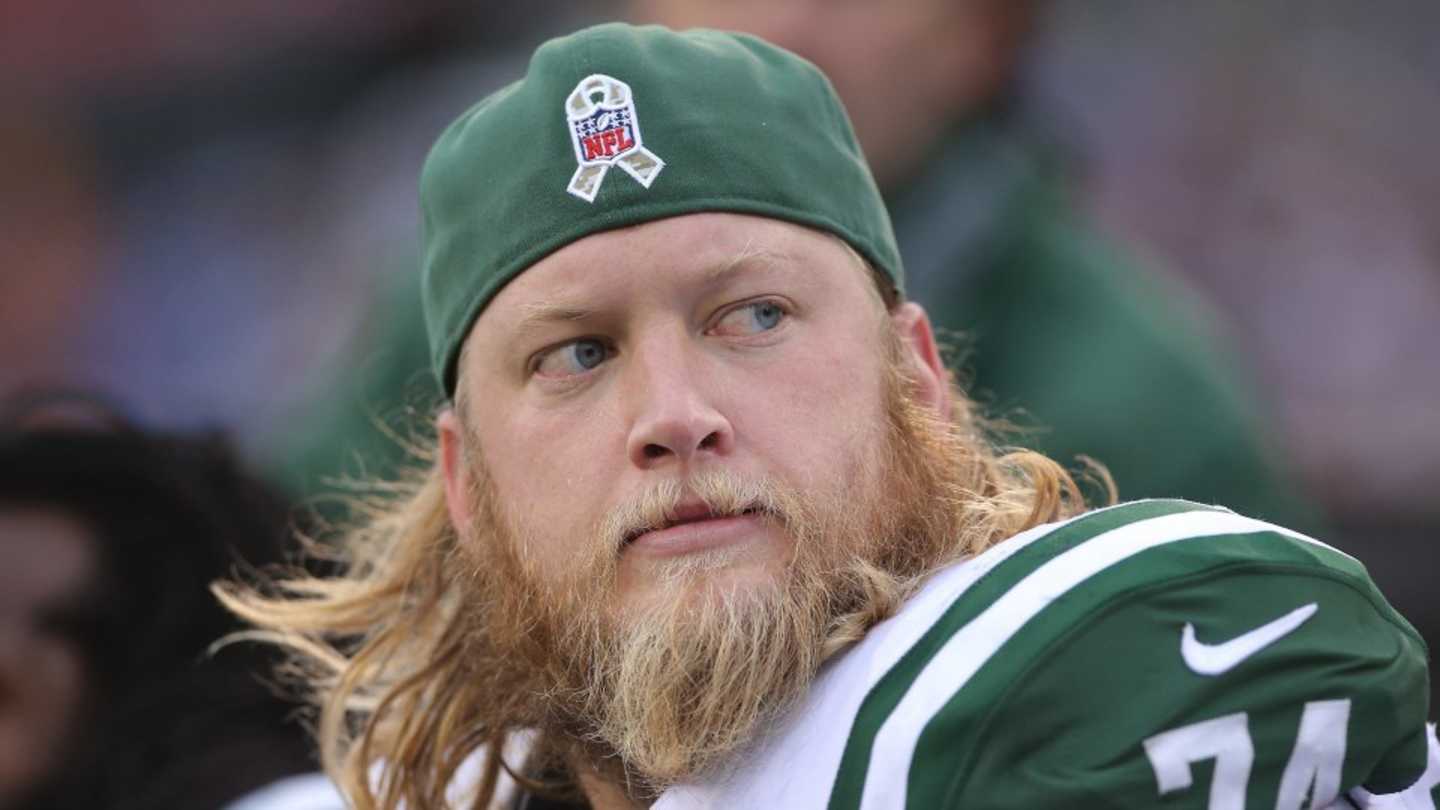 New York Jets' Nick Mangold scared gas station customers by hiding in ...