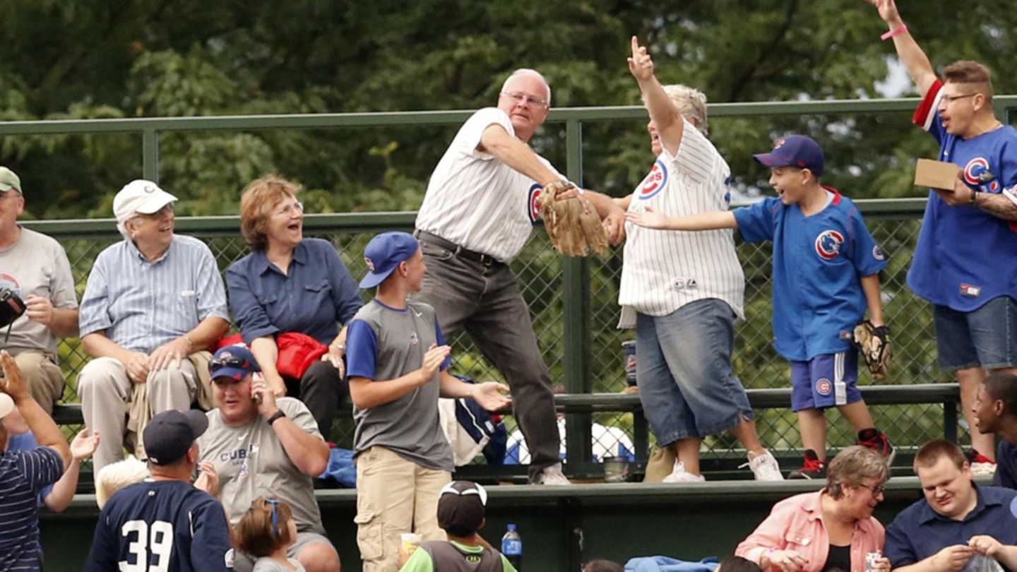 Cubs' fan makes impressive home run catch, throws it back... or does he ...