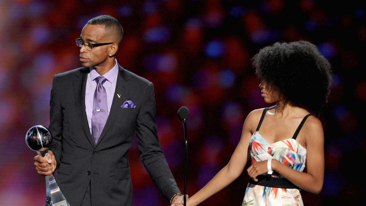 ESPN honors Stuart Scott with 'SportsCenter' studio tribute - Sports ...