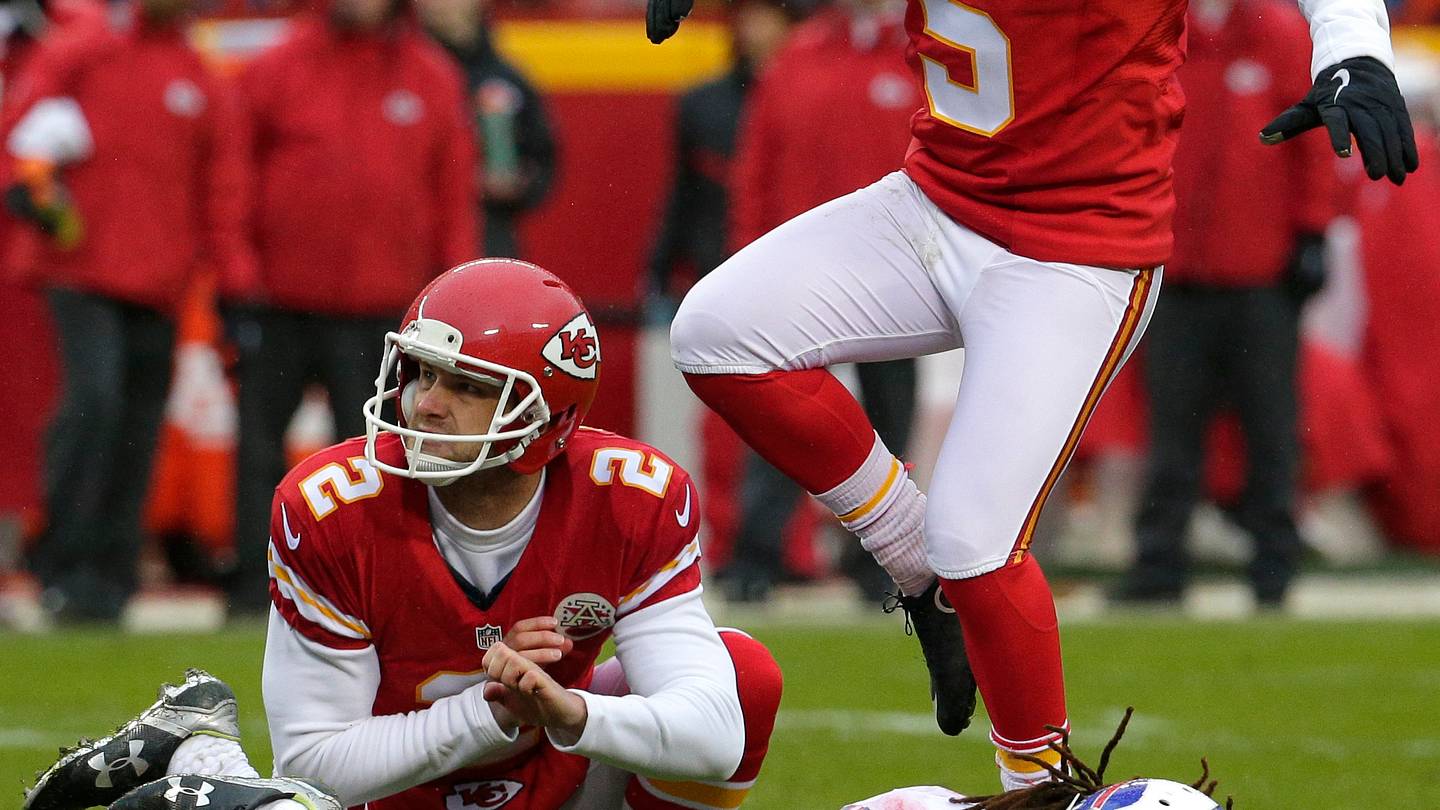 Chiefs hold off Bills 30-22 for fifth straight win - Sports Illustrated