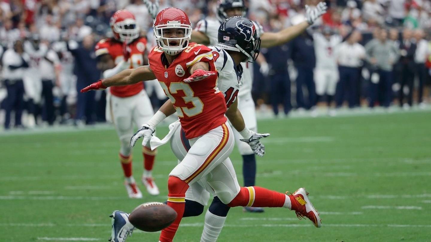 Kansas City Chiefs CB vomits, keeps on playing - Sports Illustrated
