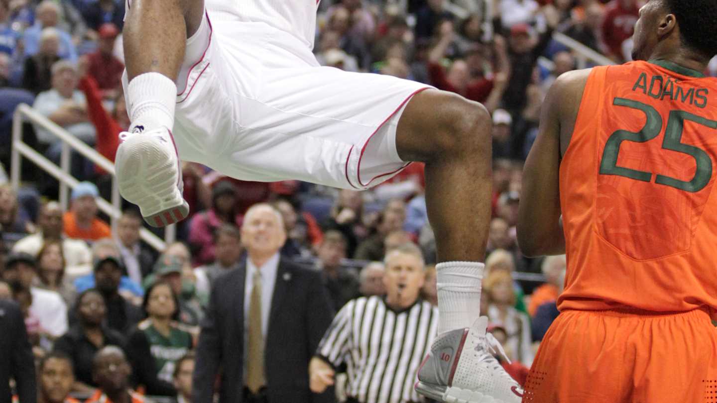 Wolfpack's Freeman has surgery for broken right leg - Sports Illustrated