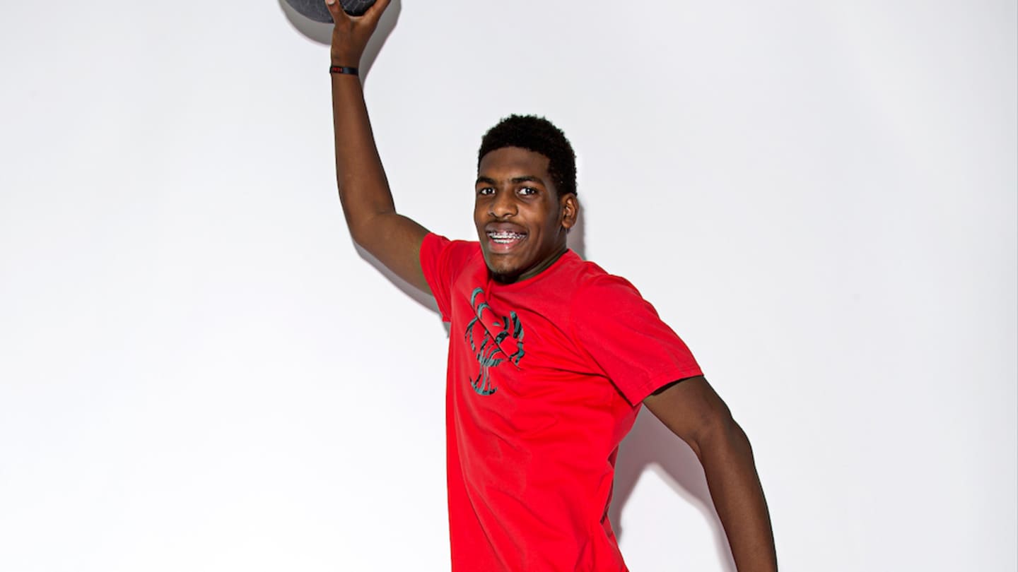 Video: Five-star PF recruit Cody Riley shatters backboard on dunk ...