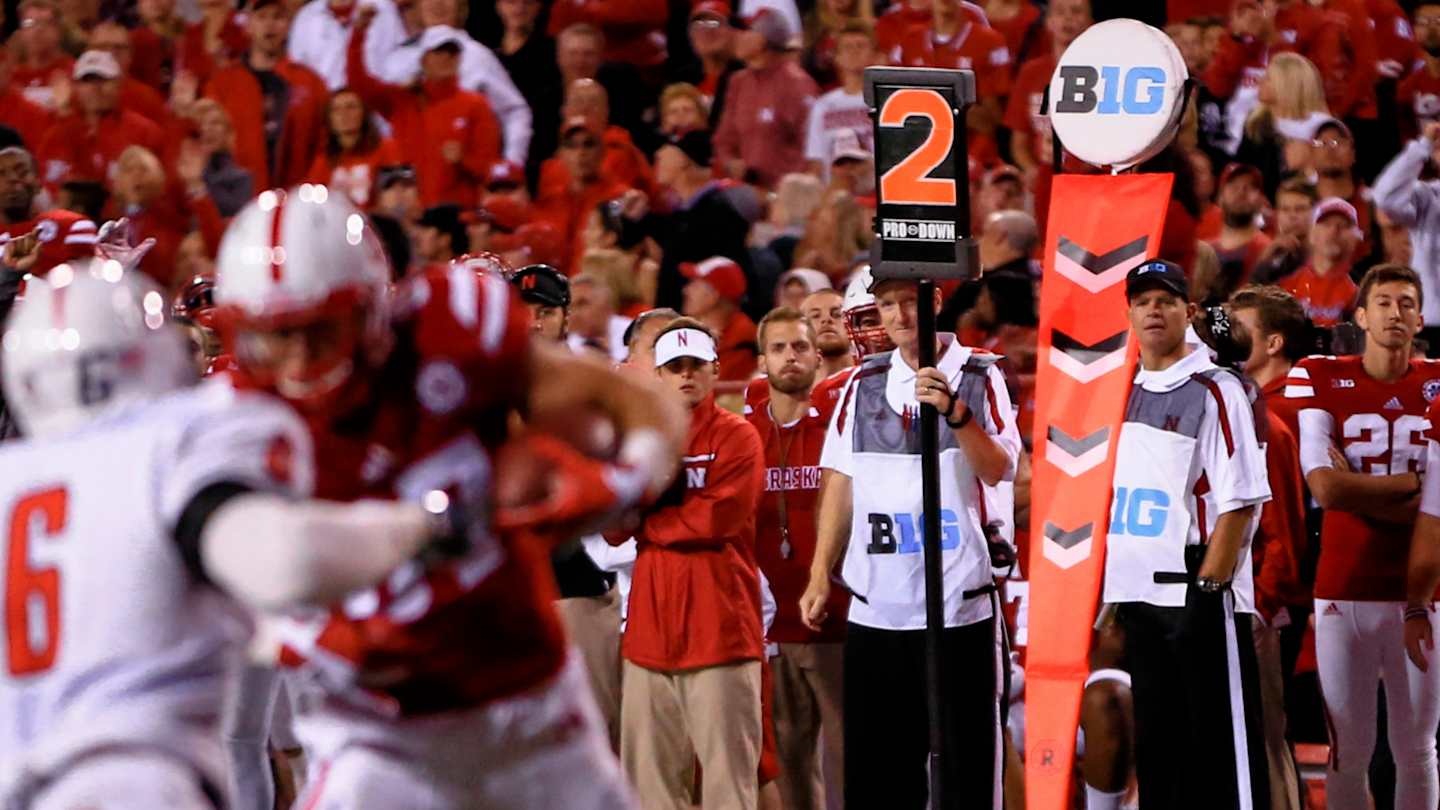 Anonymity is goal for guys working on football chain gangs - Sports ...