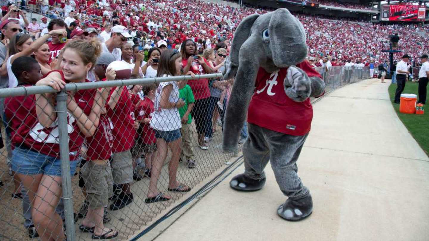 Alabama fan waiting in line for four days to meet team - Sports Illustrated