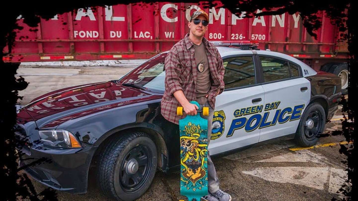 Milwaukee cop does his patrol on skateboard - Sports Illustrated