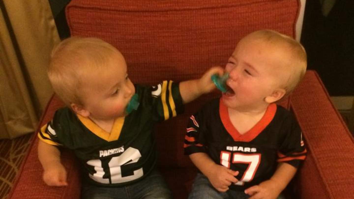 Green Bay Packers vs. Chicago Bears: Crying twin babies take hilarious ...