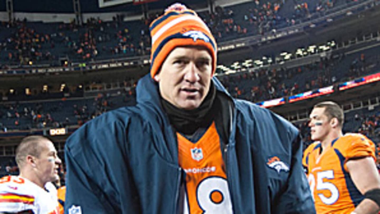 Manning goes with glove as weather gets frightful - Sports Illustrated