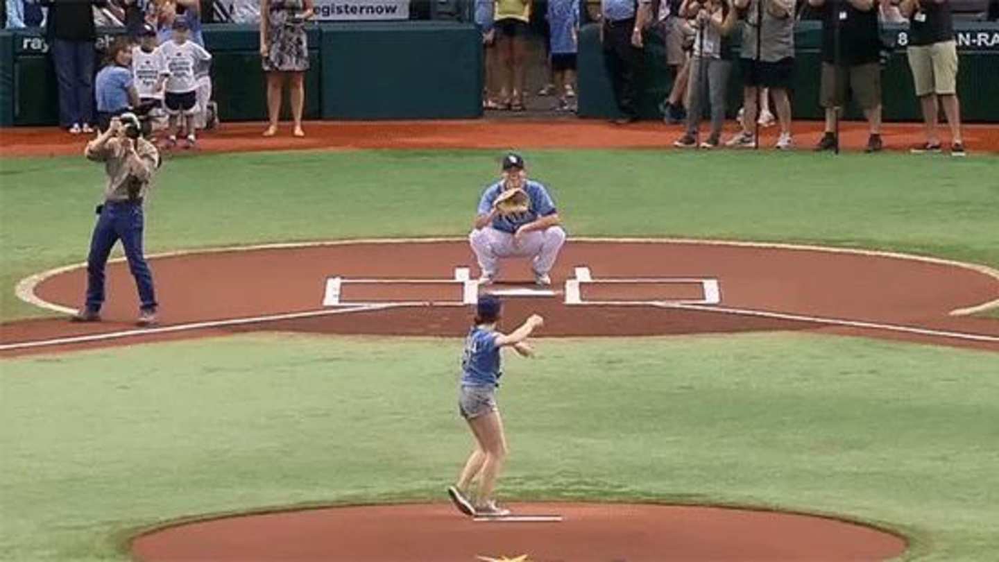 Carly Rae Jepsen throws worst first 'pitch' ever at Rays game - Sports ...
