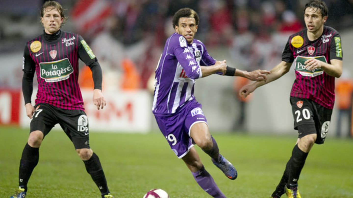 Tottenham signs France midfielder Etienne Capoue - Sports Illustrated