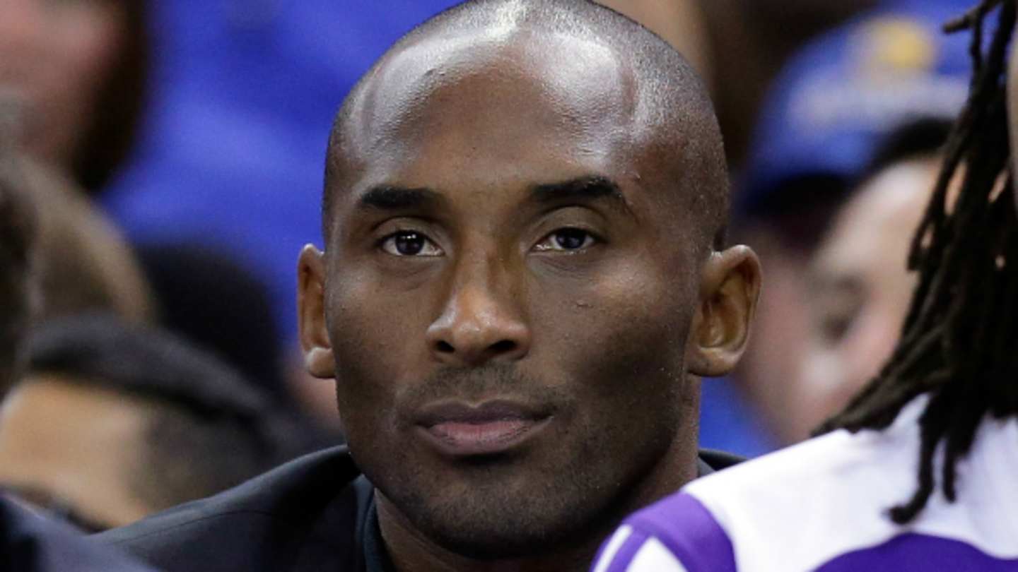 Kobe Bryant practices with team, says he could play in November ...