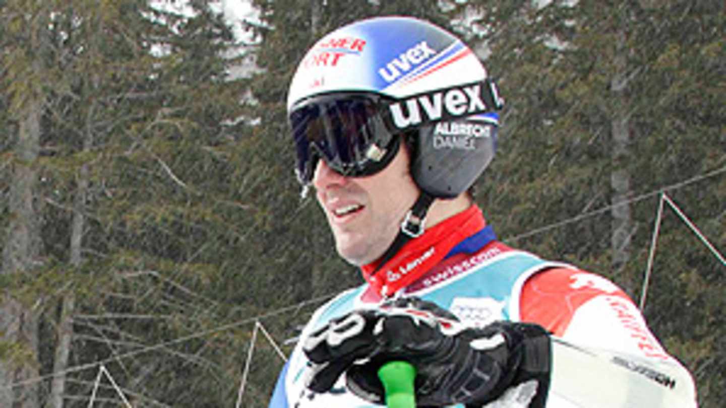 Daniel Albrecht undergoes knee surgery after crashing during a training ...