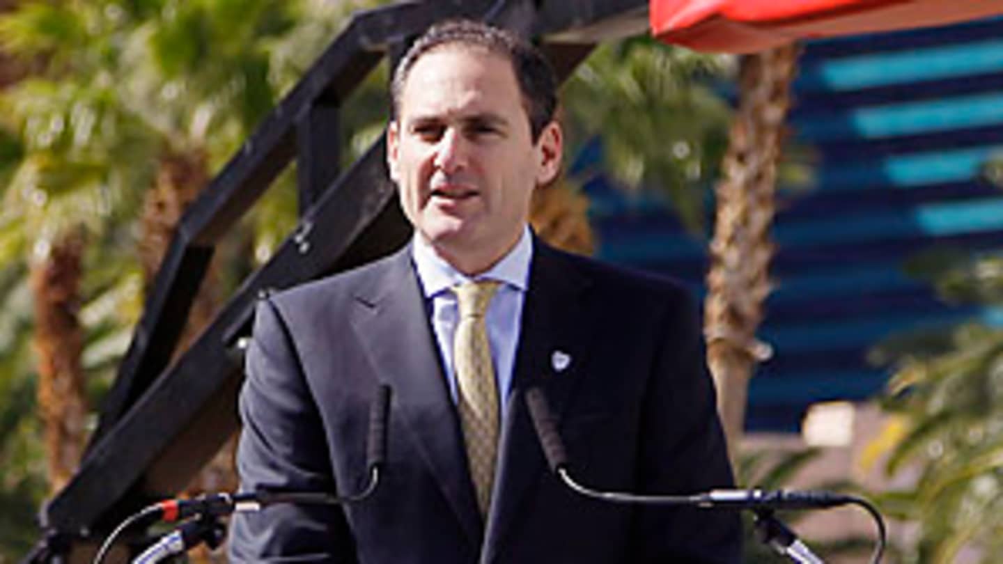 Stewart Mandel: Pac-12 commissioner Scott solicits student input in ...