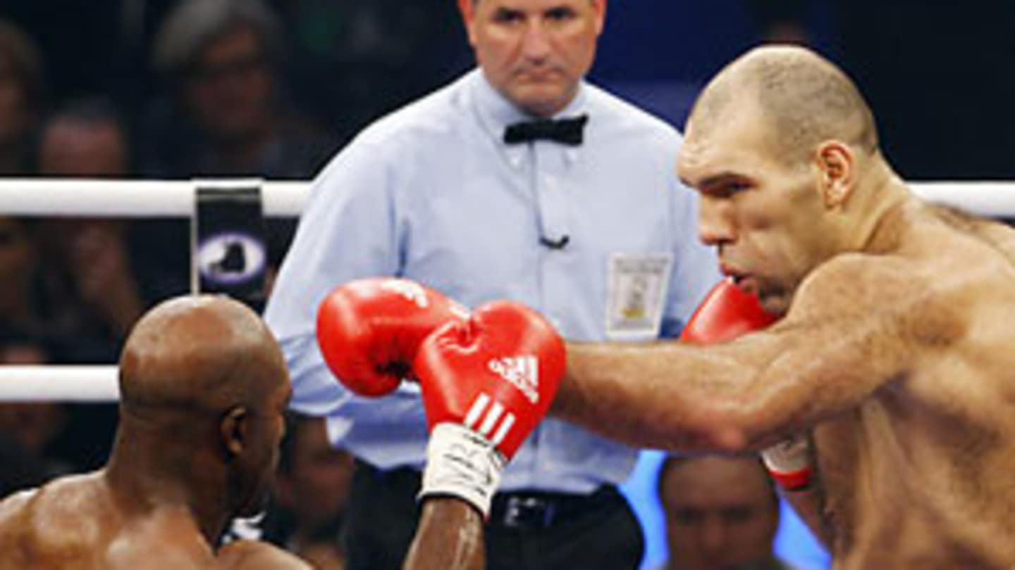 Bryan Armen Graham: Holyfield-Valuev round-by-round blog - Sports ...