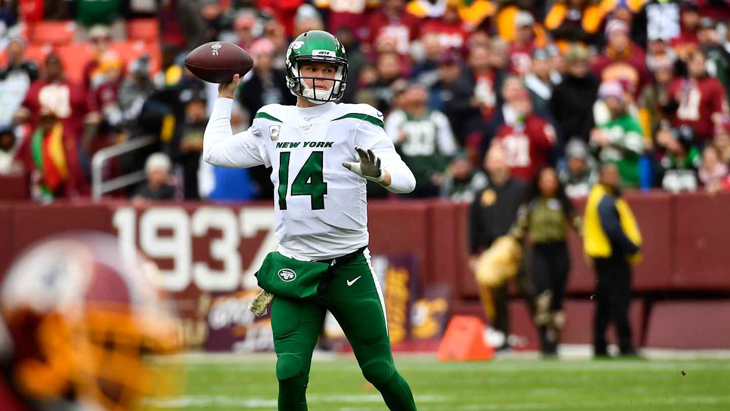 The Jets must continue to develop Sam Darnold to salvage what they can from this season ...