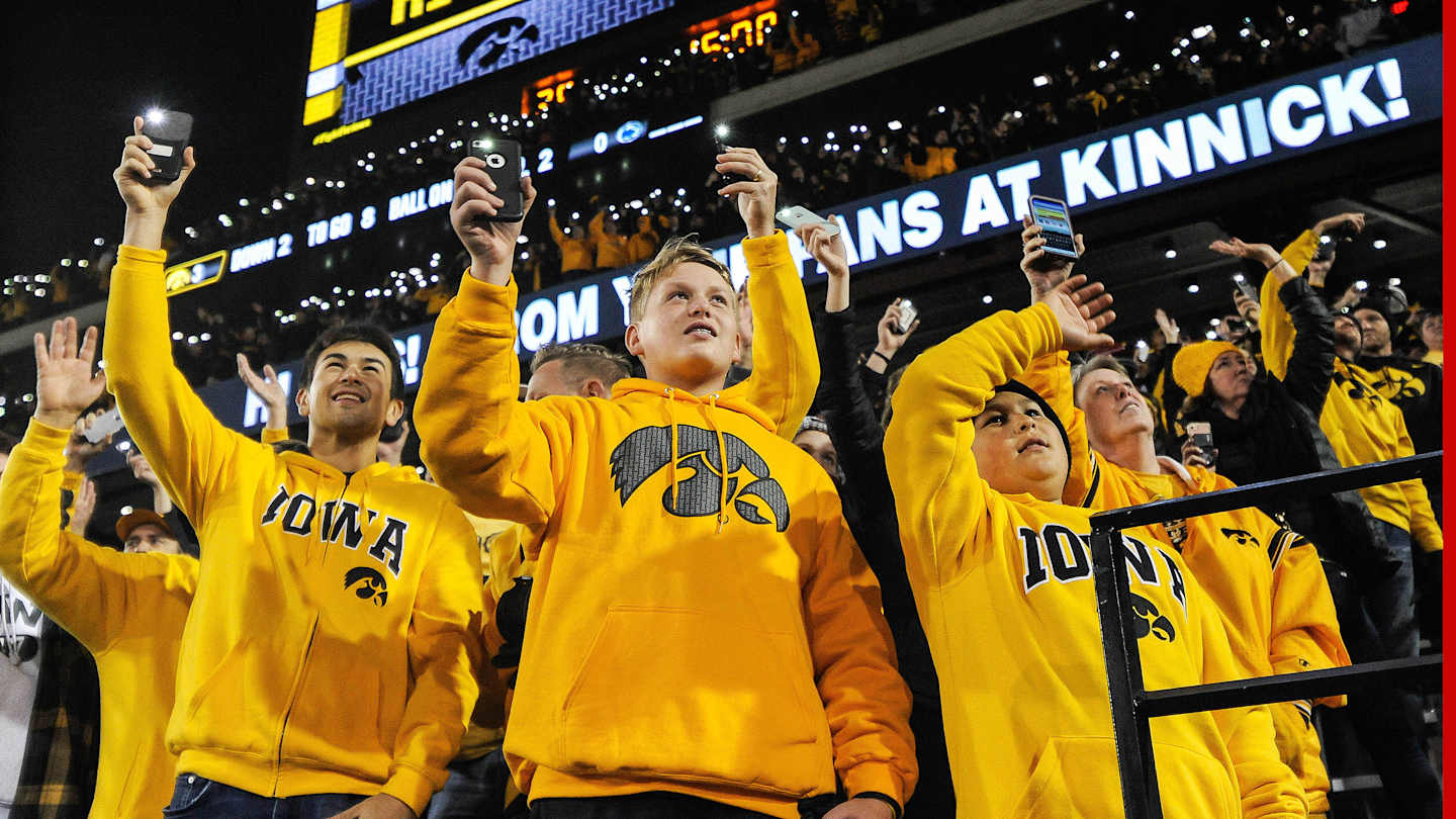 Iowa Wave: Tradition coming to Holiday Bowl vs USC - Sports Illustrated