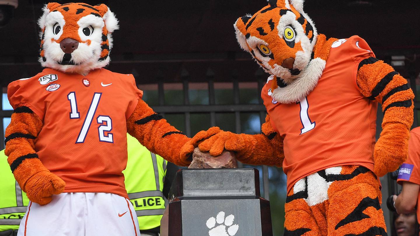 College football statues: Best and worst stadium decor - Sports Illustrated