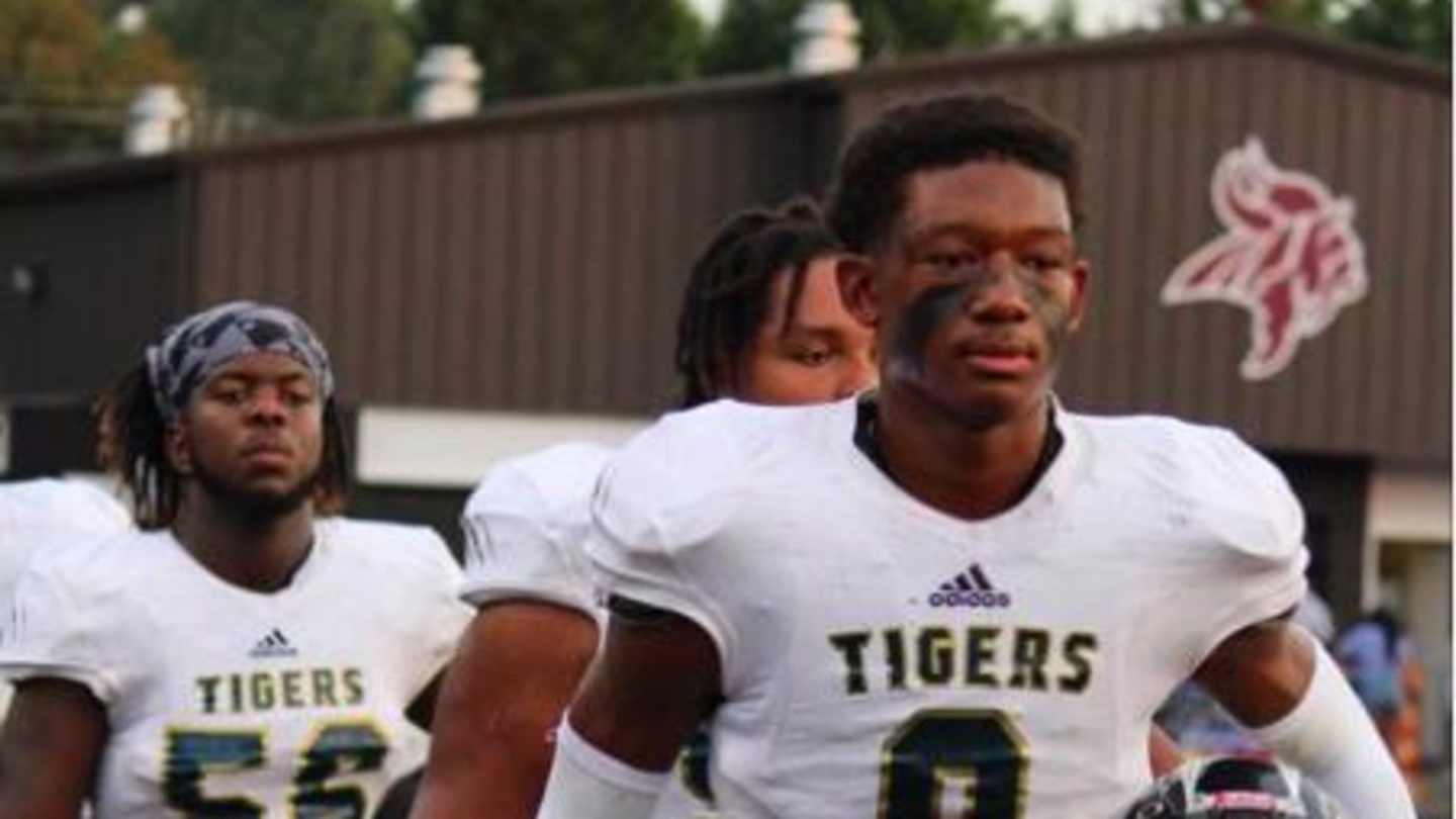 Eagles Make Top 5 for 2021 Georgia DB Kani Walker - Sports Illustrated ...