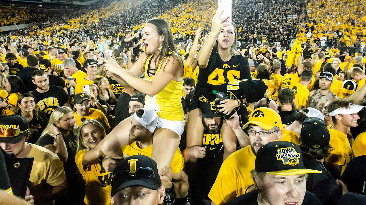 Big Ten Places 5 Teams in AP Top-10; Iowa Up to No. 2 After Huge Win ...