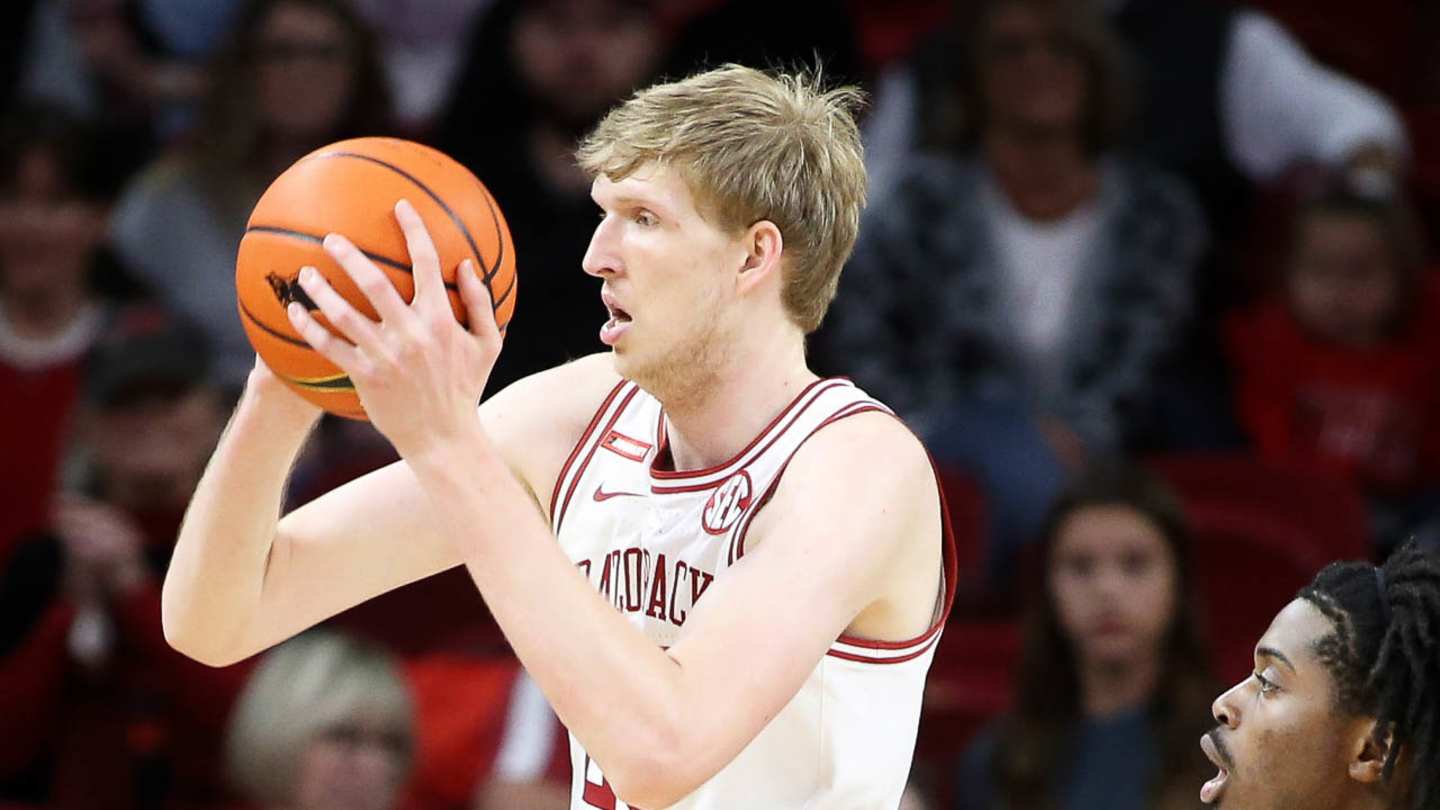 Vanover Gets First Start, Paces Hogs to Comfortable Win - Sports ...