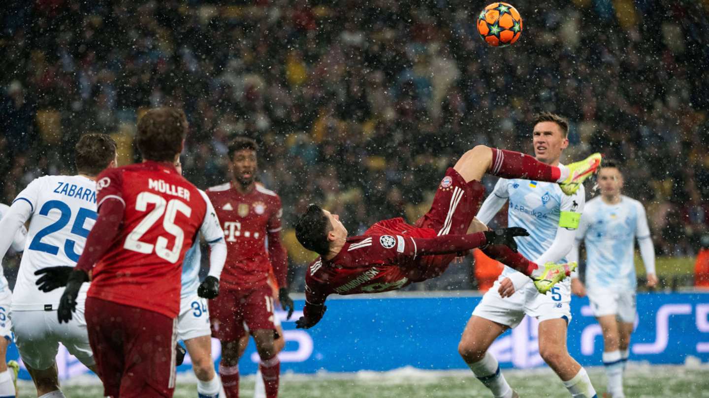 Lewandowski bicycle kick goal video: Bayern star scores in snow ...