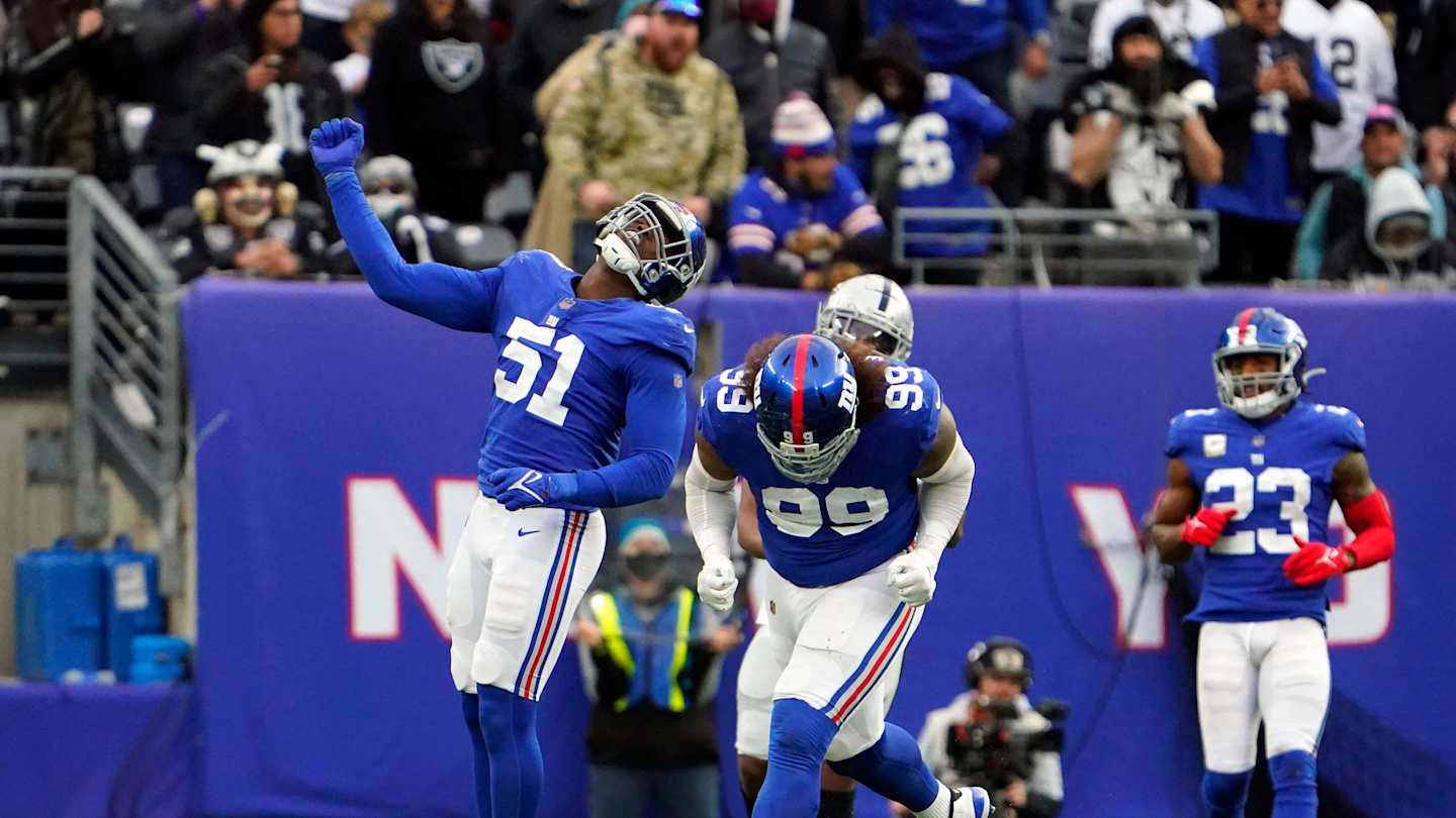 New York Giants Game Day: Azeez Ojulari Active - Sports Illustrated New ...