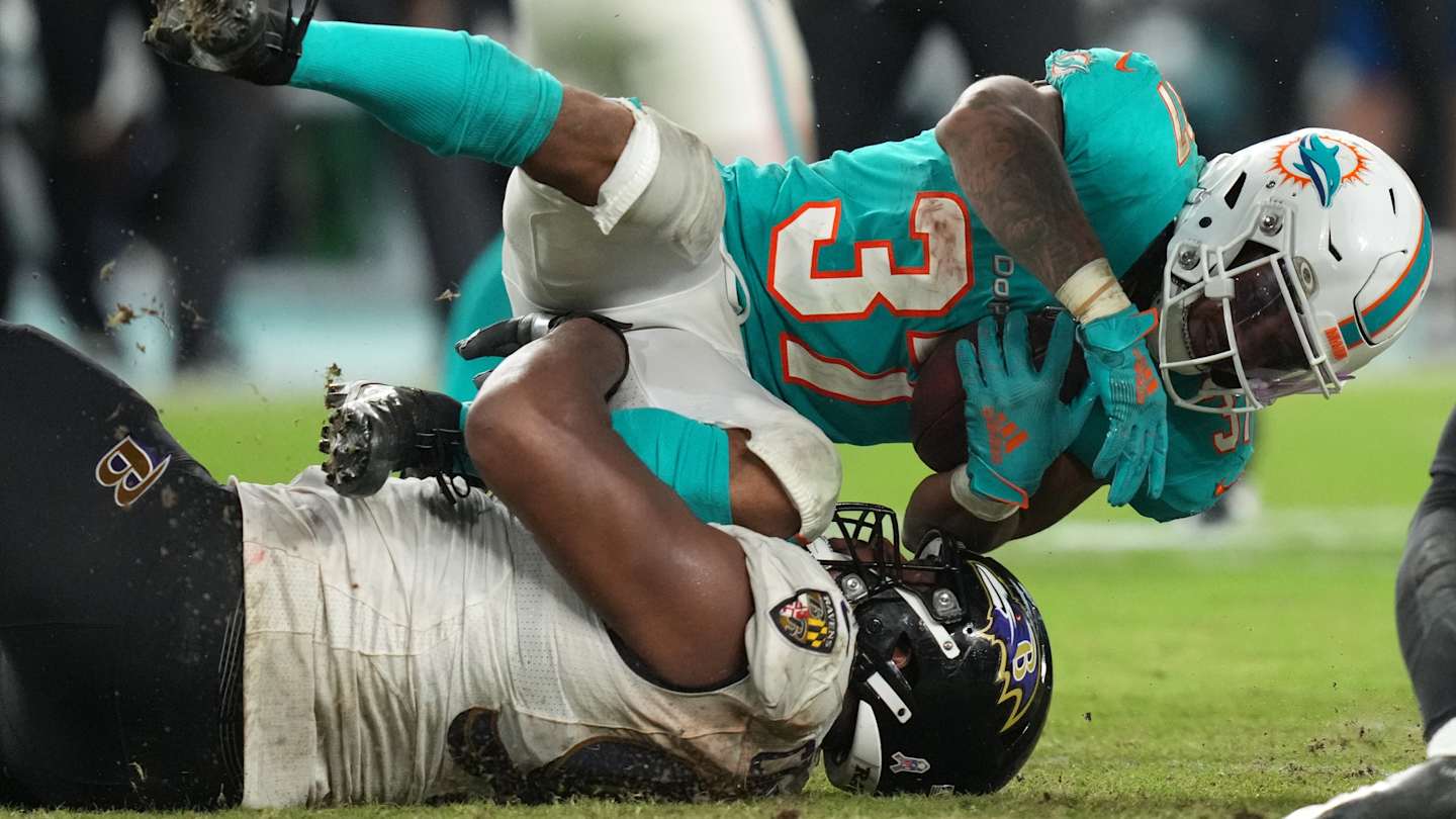 Ex-Husky Gaskin Baffles Everyone by Re-Signing with Dolphins - Sports ...