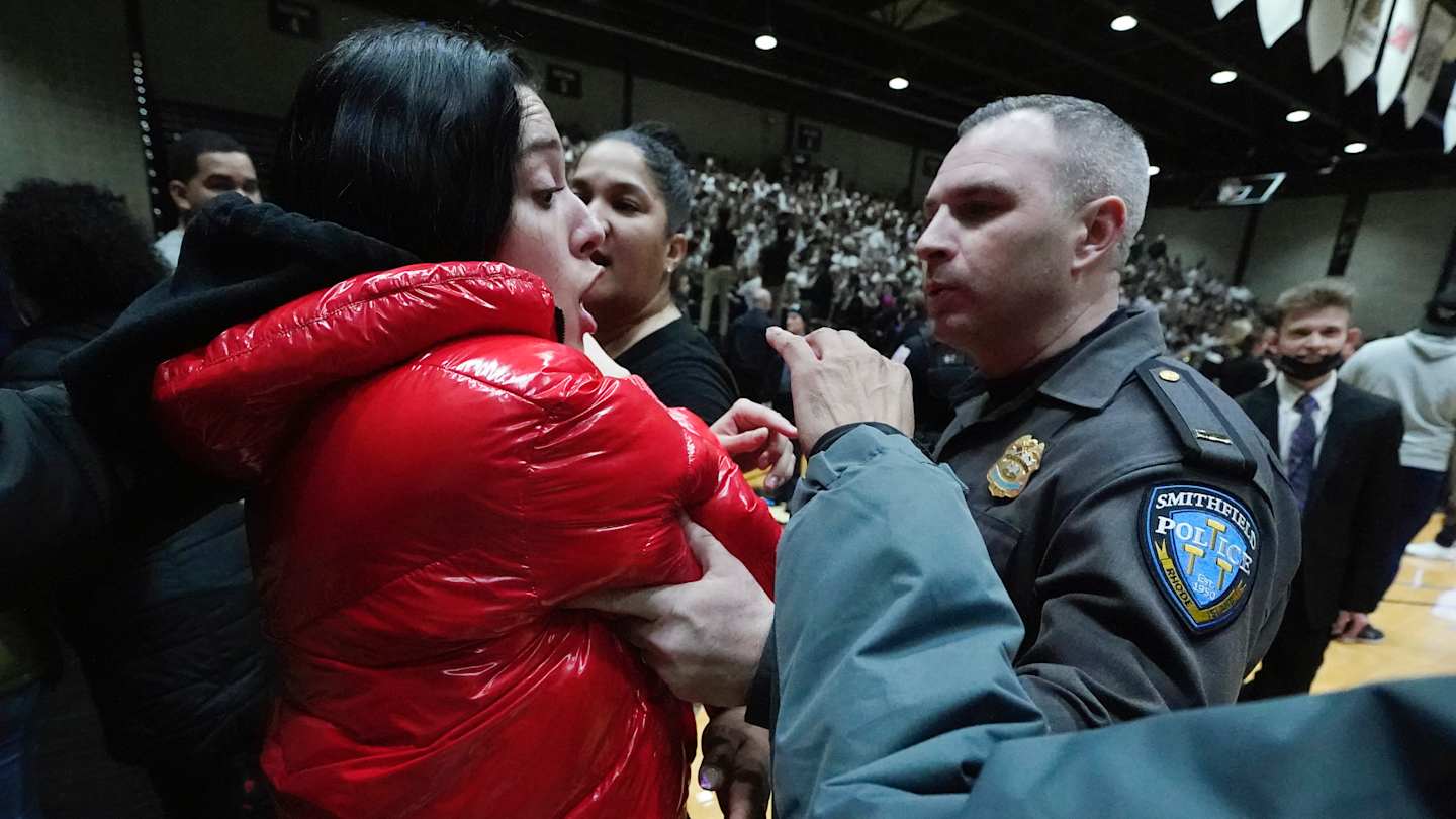 Wagner-Bryant brawl: Fight breaks out between fans, players at ...