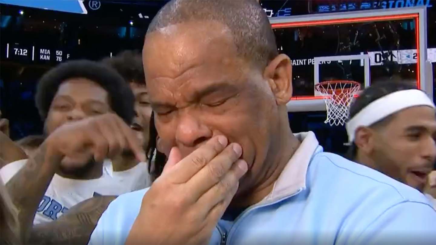 Hubert Davis cries after UNC beats Saint Peter’s to advance to Final ...