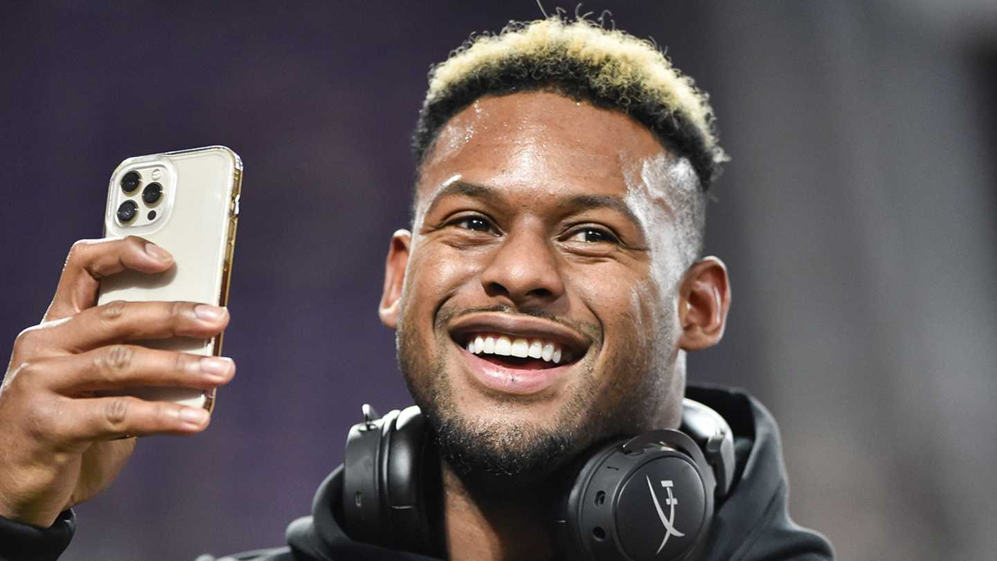 NFL Fans Are Not Feeling JuJu Smith-Schuster’s Pregame Super Bowl Outfit At All - Sports Illustrated