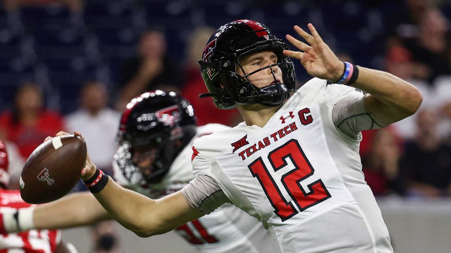 College Quarterback Proposes to Girlfriend Using NIL Deal with Jewelry ...