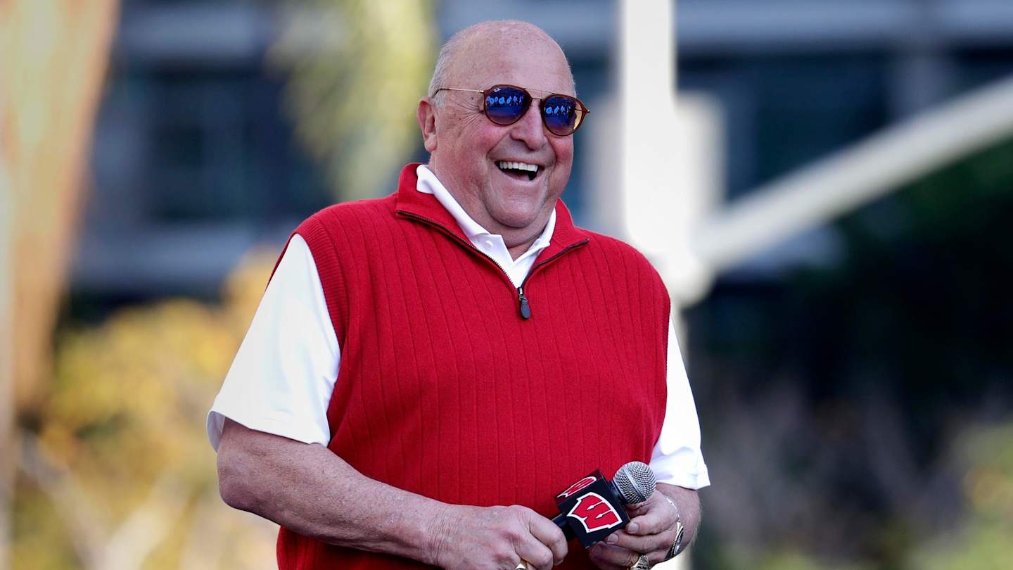 Barry Alvarez Woke Up a Sleeping Giant at Wisconsin - TMG Sports