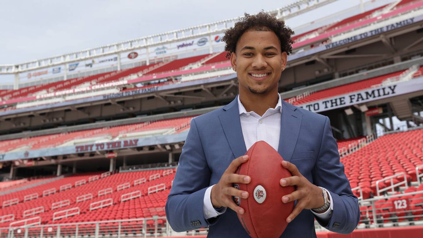 How the 49ers Will Divvy Up Quarterback Reps in OTAs - Sports ...