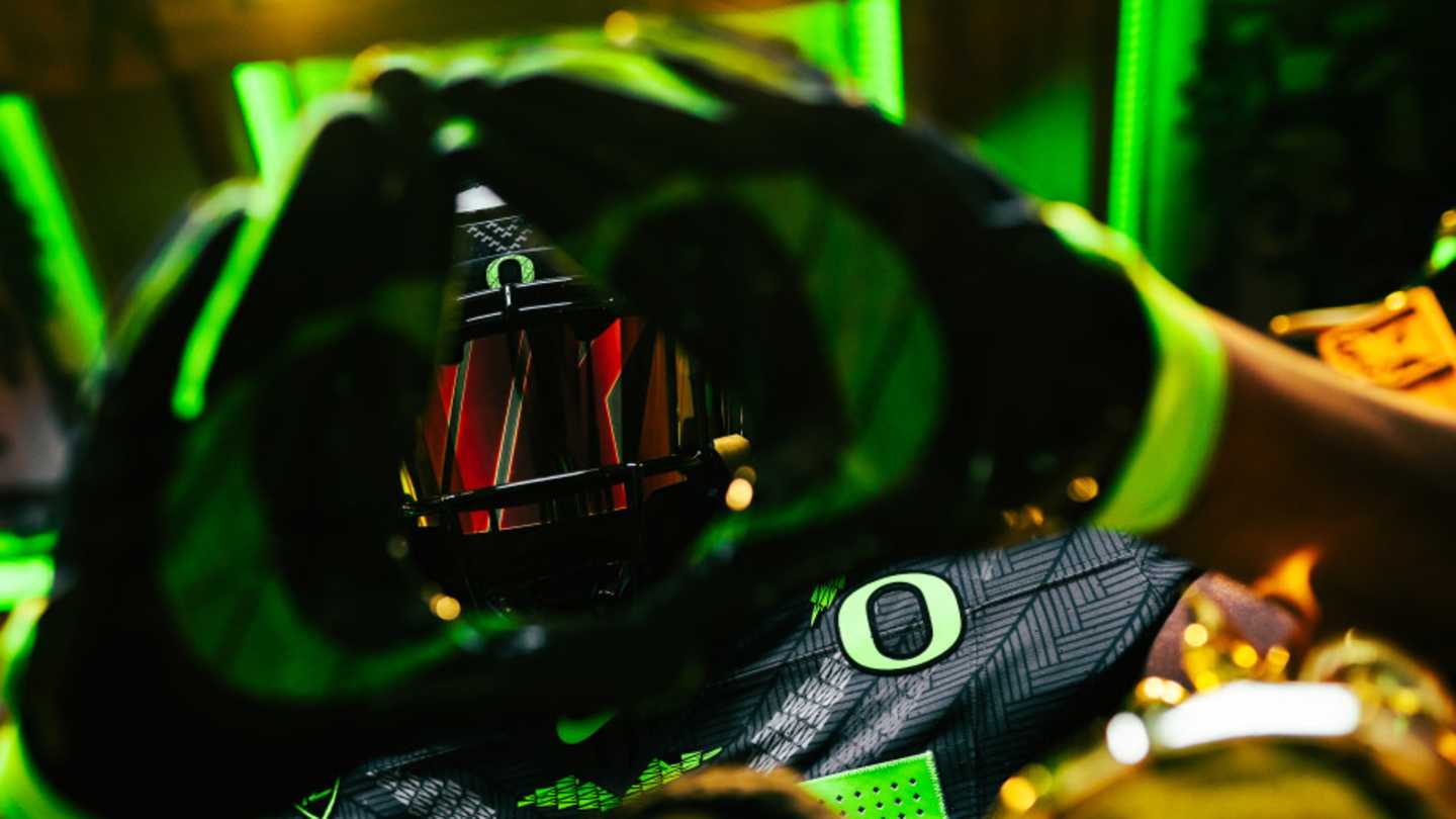 2022 Offensive Tackle Recruit Michael Wooten Signs With Oregon Ducks ...