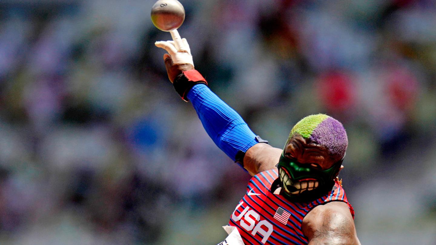Raven Saunders wears Hulk mask, twerks to celebrate silver [VIDEO ...