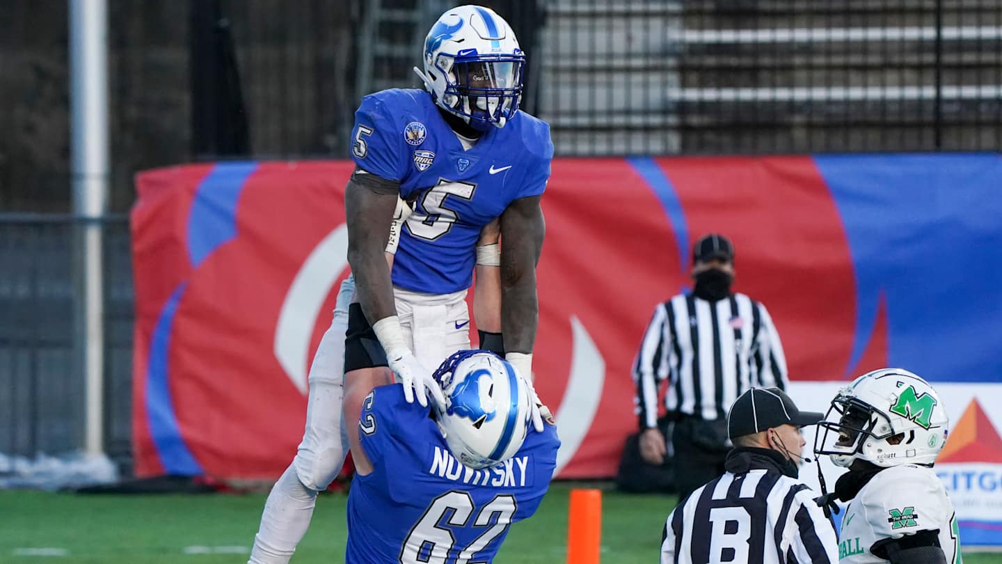 NFL Draft Profile: Mike Novitsky, Offensive Center, Kansas Jayhawks ...