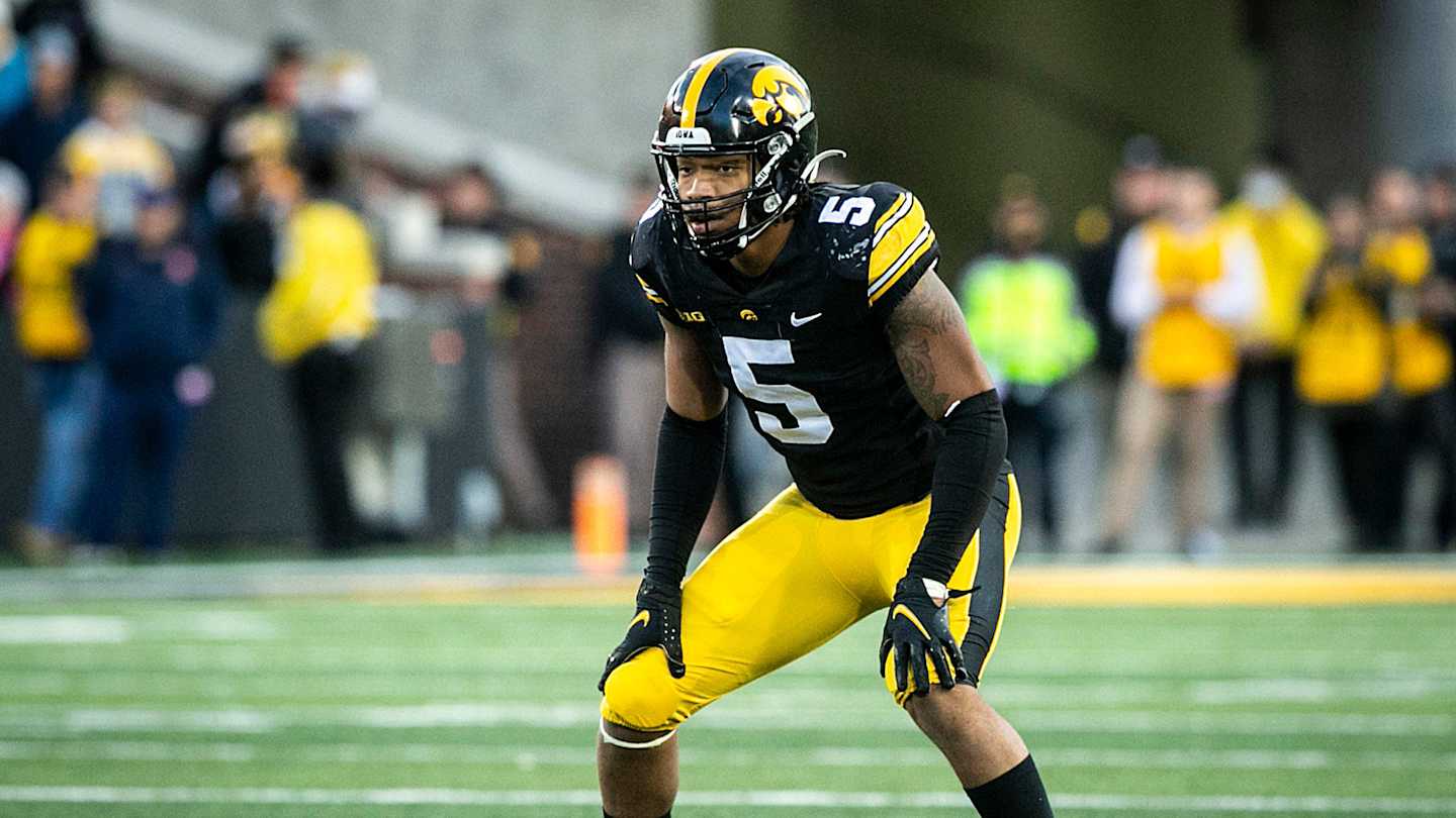 Linebacker Jestin Jacobs Commits to Oregon Ducks - Sports Illustrated ...