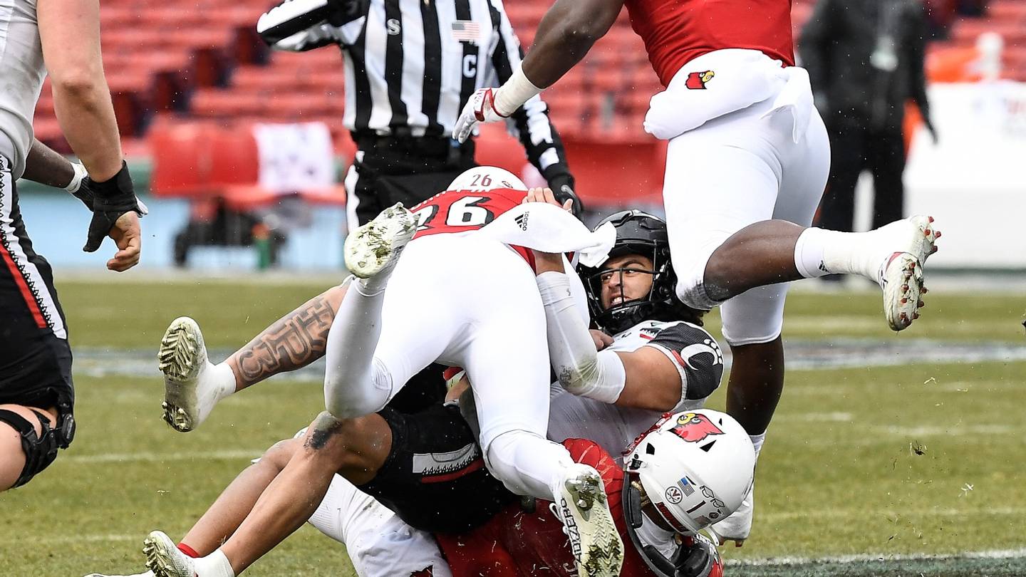 Louisville Dominates Cincinnati in the Trenches En Route to Fenway Bowl ...