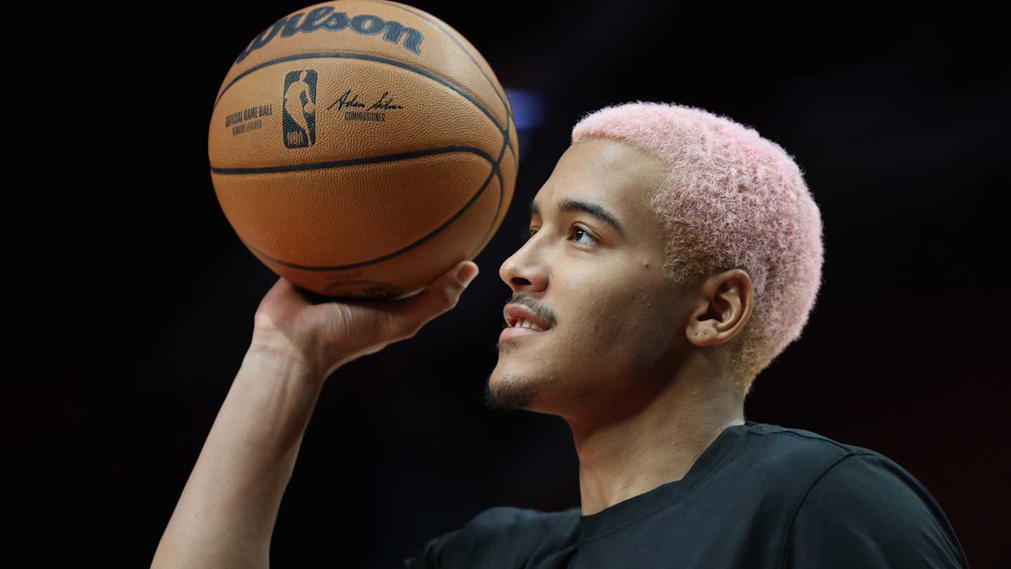 Spurs’ Jeremy Sochan Tries Must-See Free-Throw Tactic (Video) - Sports ...