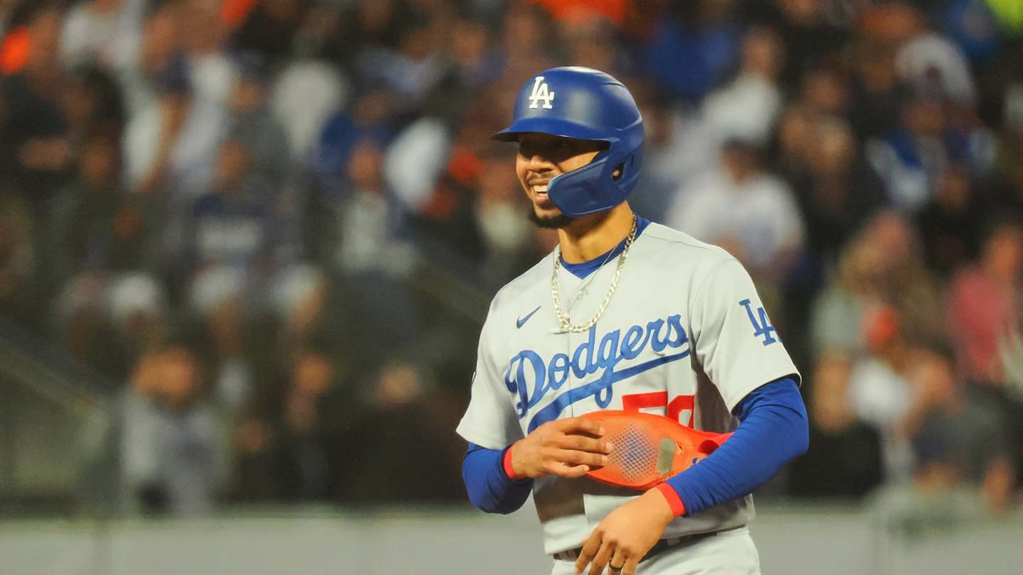 Dodgers: Mookie Betts Breaks the Internet with Thought on Fan's Bagel ...
