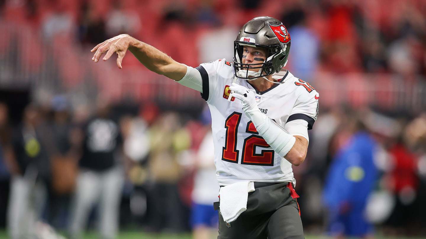 Tom Brady Breaks NFL Single-Season Completions Record - Sports Illustrated