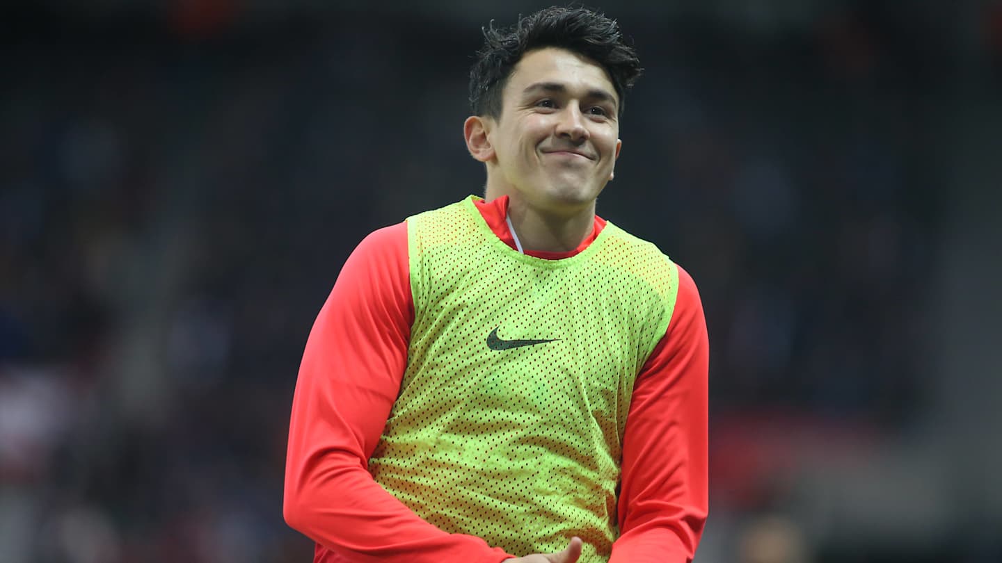 WATCH: Luke O'Nien takes funniest Sunderland yellow card of all time ...